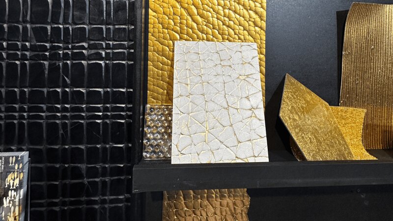 WELTER WANDUNIKATE by soa. PAINT AND PAPER